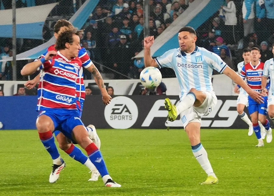 Con otra “Maravilla” de Martínez, Racing ganó su grupo - Catamarca Actual