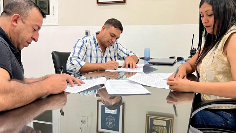 El intendente Barot firma convenio para garantizar la seguridad ...
